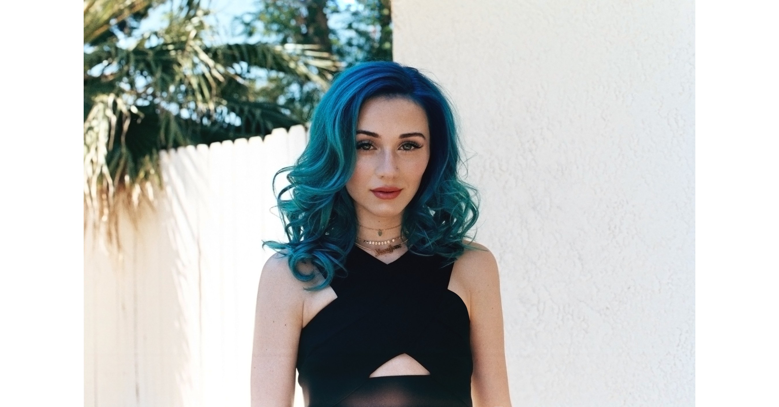 Rising Singer/Songwriter Jaira Burns Premieres Music Video For "Ugly"