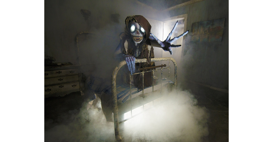 13 Haunted Houses So Scary They'll Have You Running to Mommy