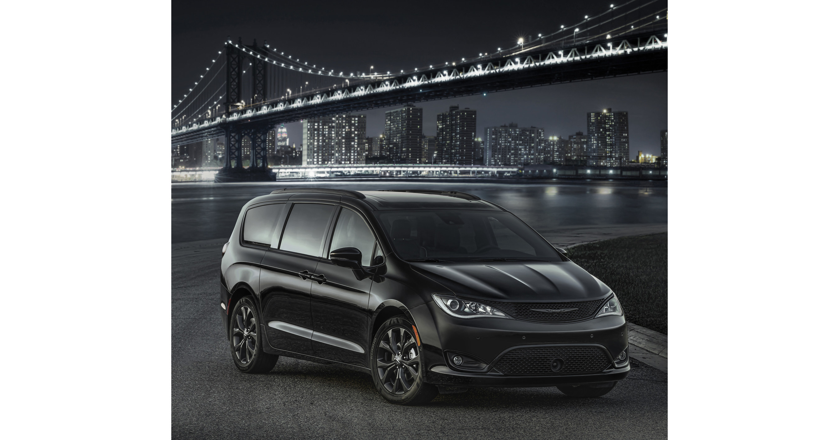 New S Appearance Package Offers Sporty Look for 2018 Chrysler Pacifica