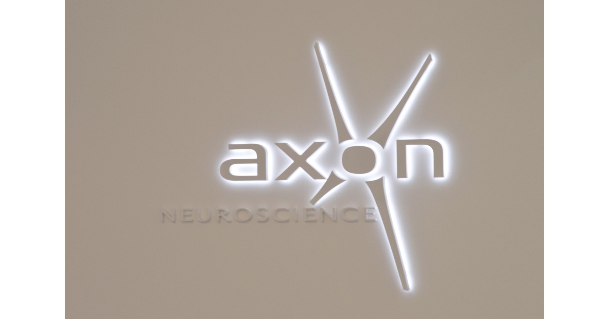 AXON feiert ersten Meilenstein bei Phase-1-Studie zu AADvac1 bei nfvPPA