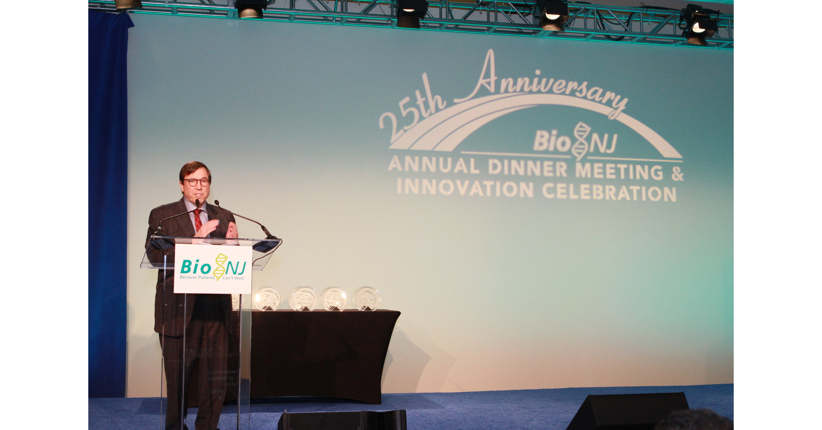 Andrew L. Pecora, M.D. receives the 2018 Dr. Sol J. Barer Award