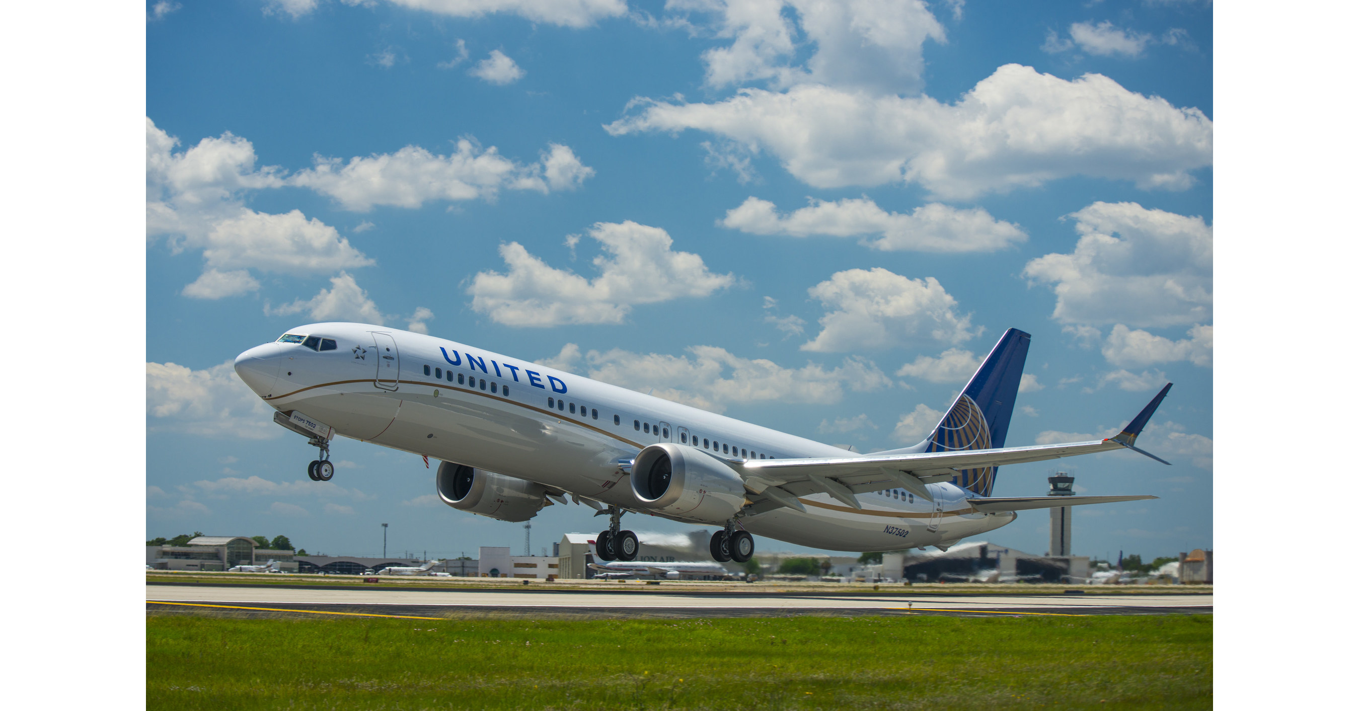 United Airlines' First 737 MAX 9 Takes Flight from Houston's George ...