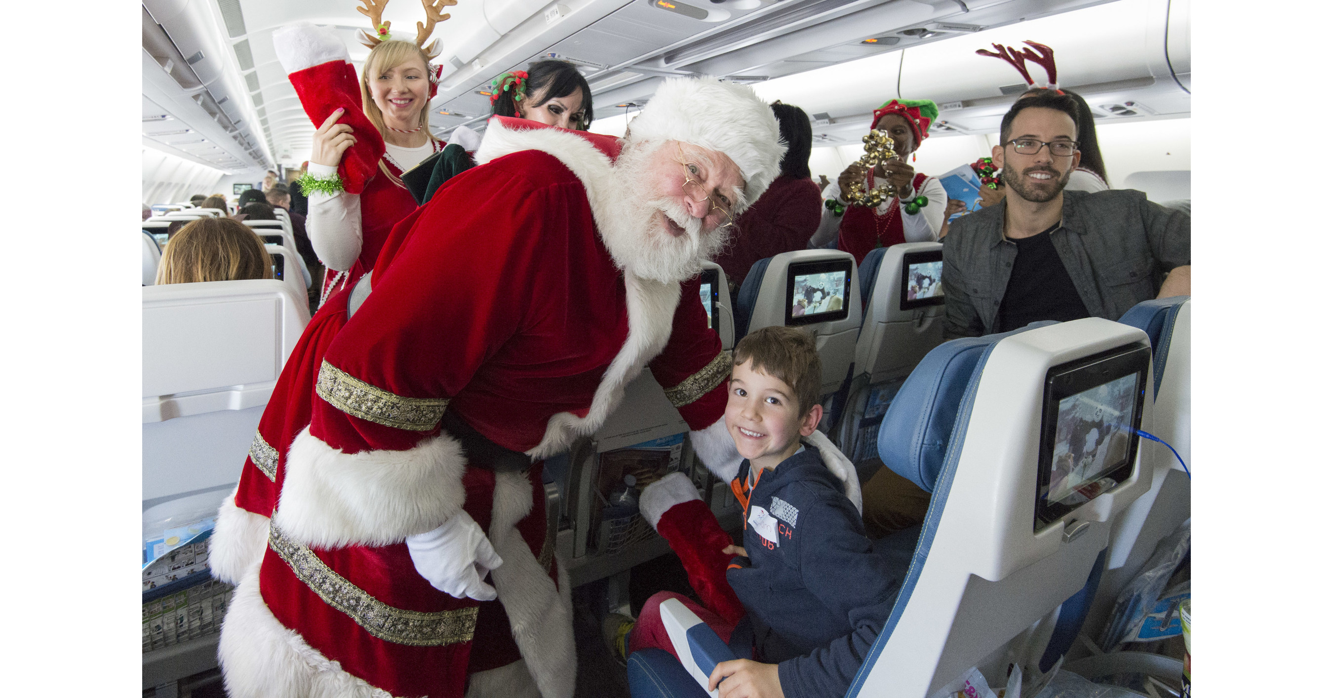 Encore plus de magie à la 14e édition du vol avec le père Noël d'Air ...
