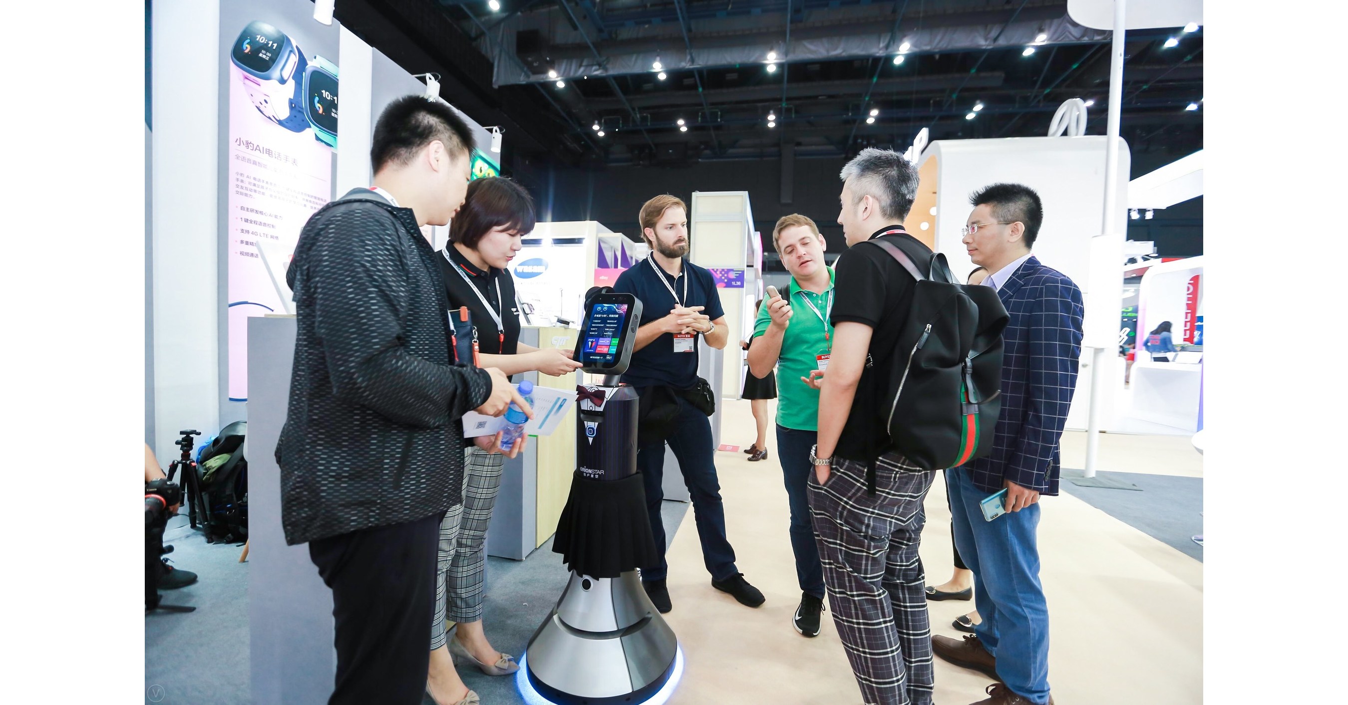 Cheetah Mobile's 'Big Boss' Robot Shows Off New AI Retail Possibilities ...