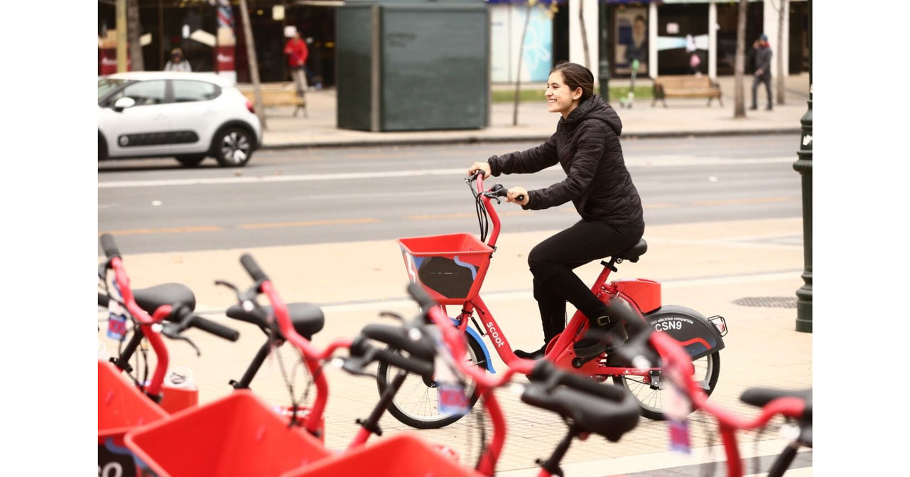 Mayor Joaquin Lavin awards Scoot a first-of-its-kind permit to operate ...