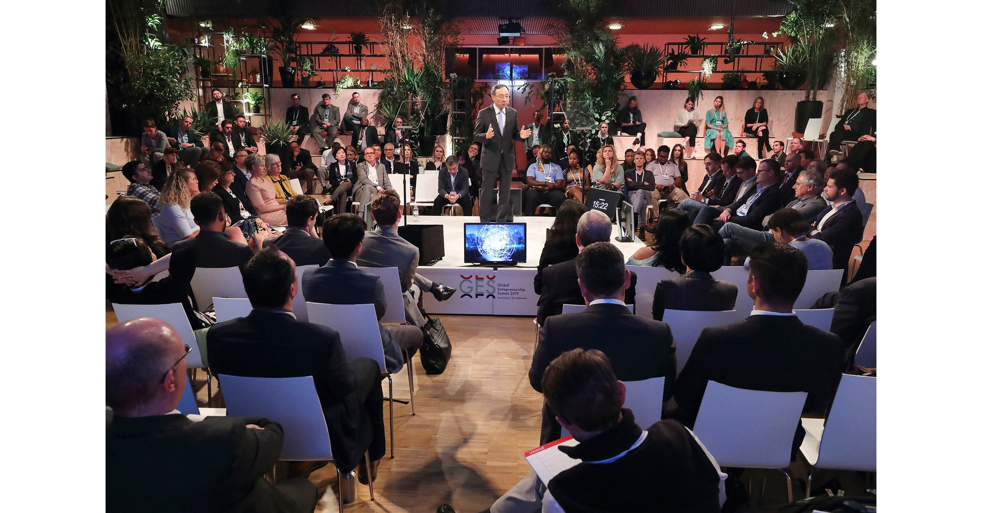 KT Chairman Urges 5G Innovation with Global Leaders