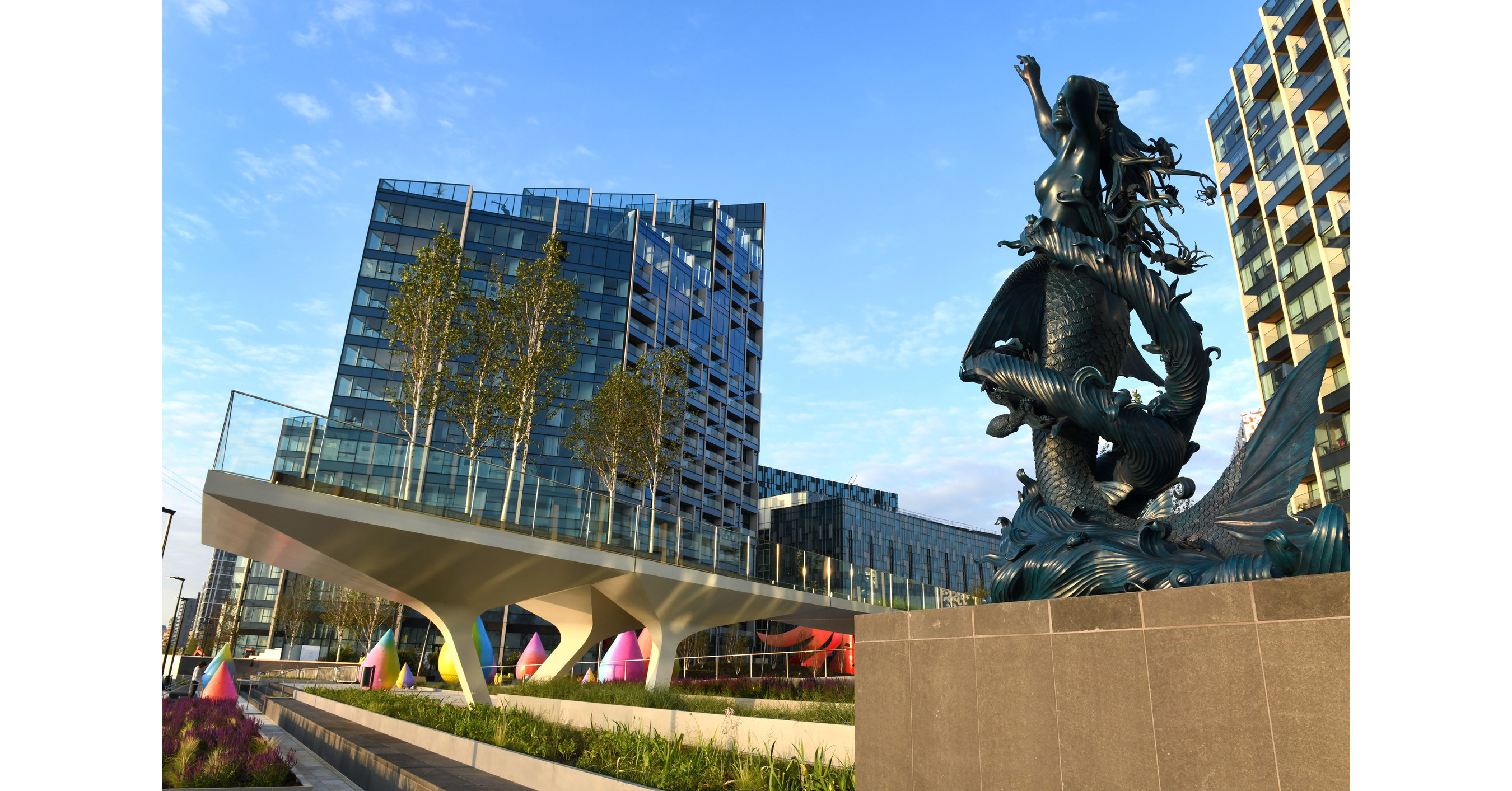 25 Giant Water Droplets Appear on The Tide on Greenwich Peninsula ...