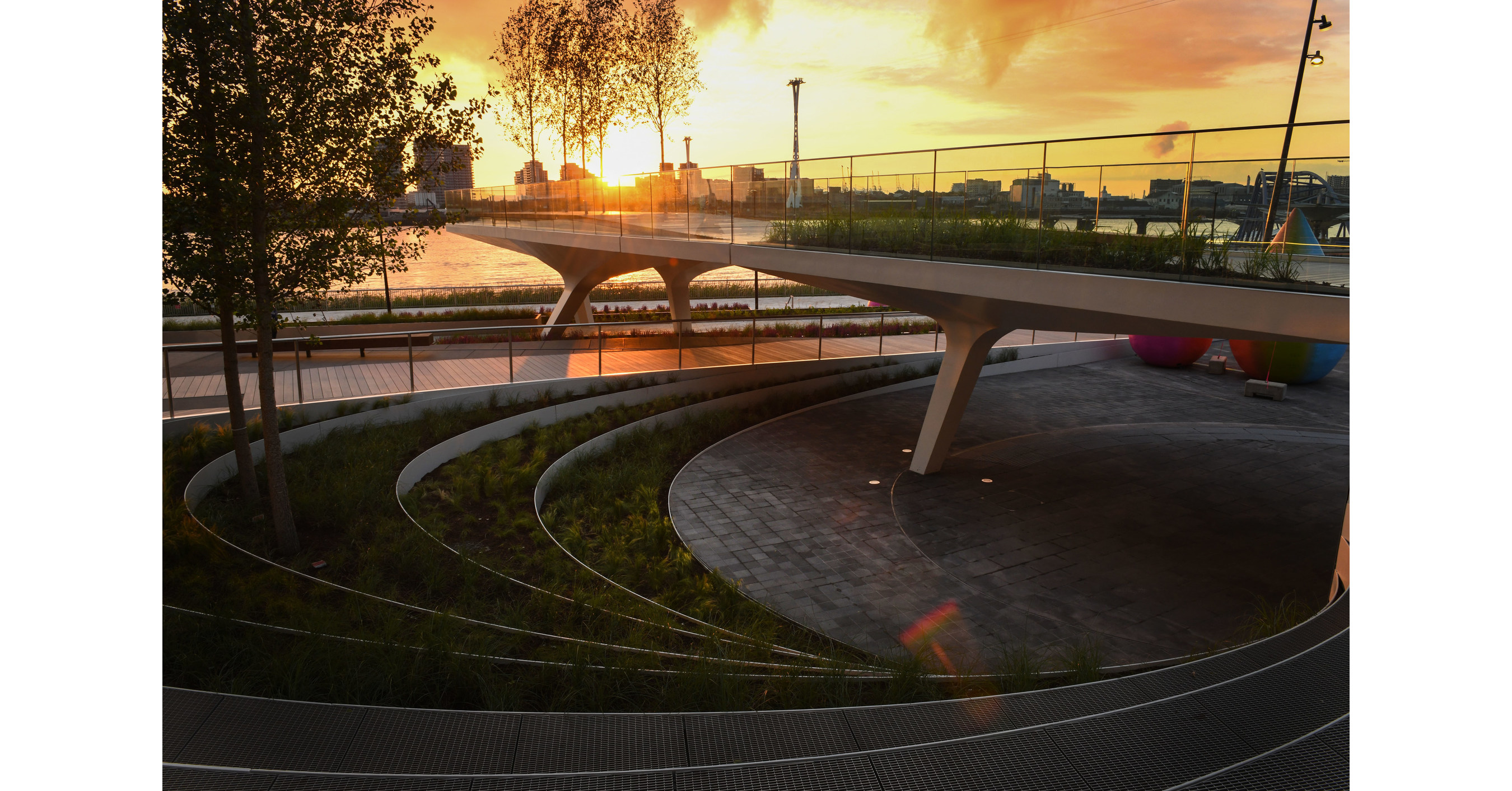 25 Giant Water Droplets Appear on The Tide on Greenwich Peninsula ...