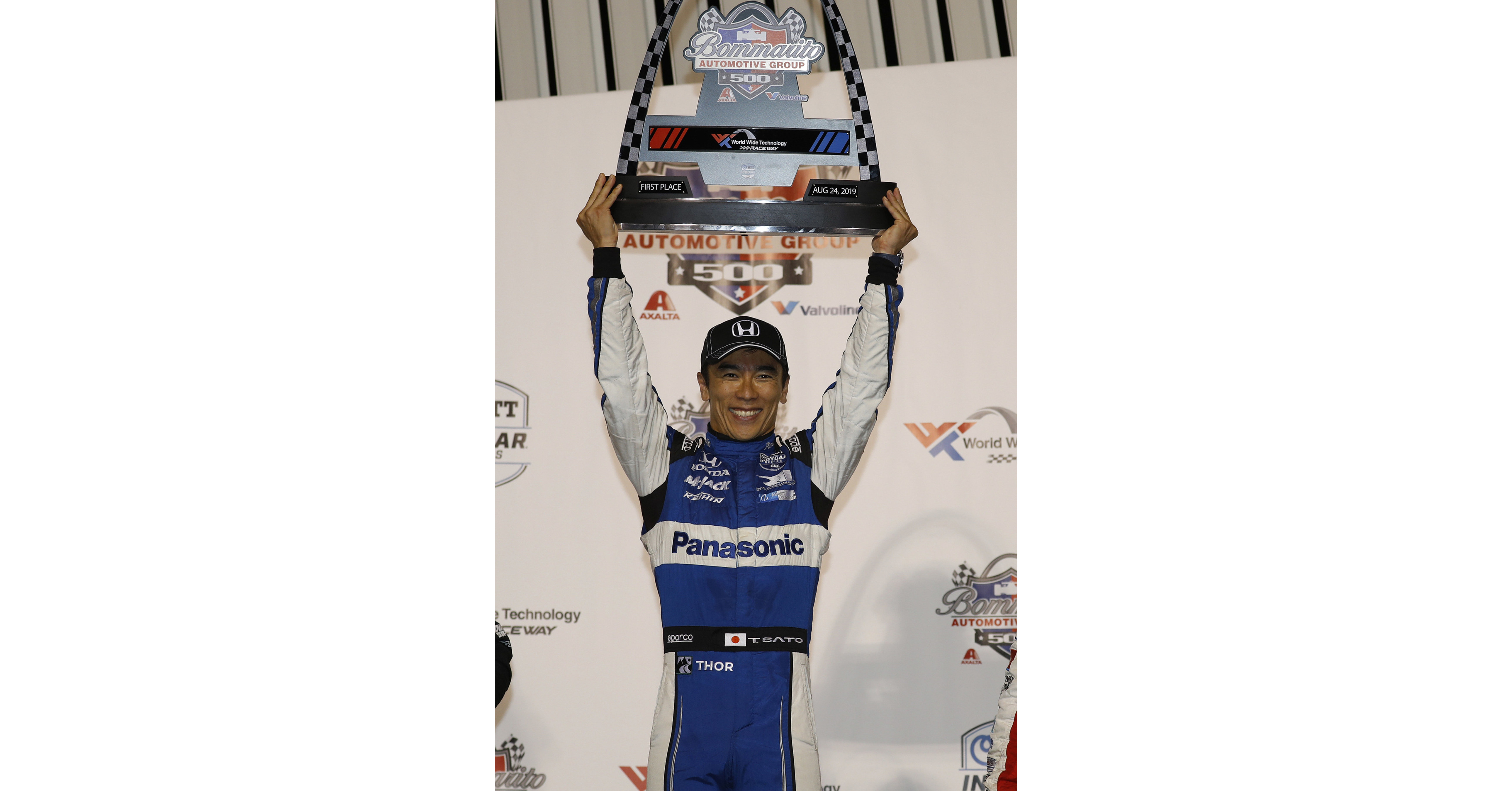 Sato, Honda ganan emocionante carrera en St. Louis