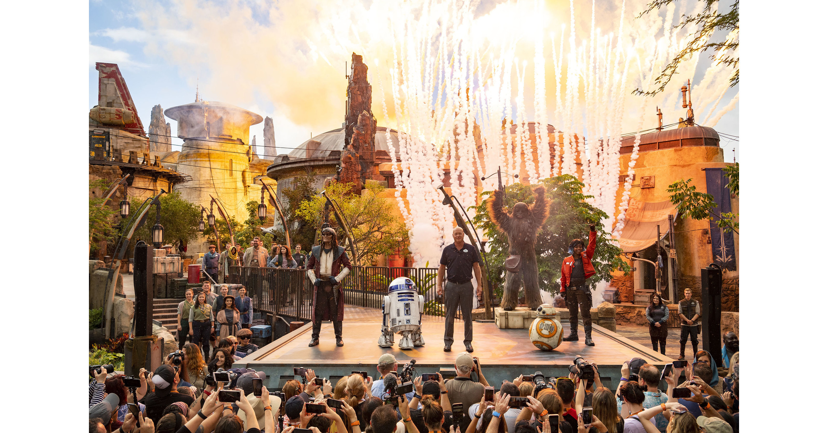 Star Wars: Galaxy's Edge Makes Thrilling Debut at Walt Disney World Resort